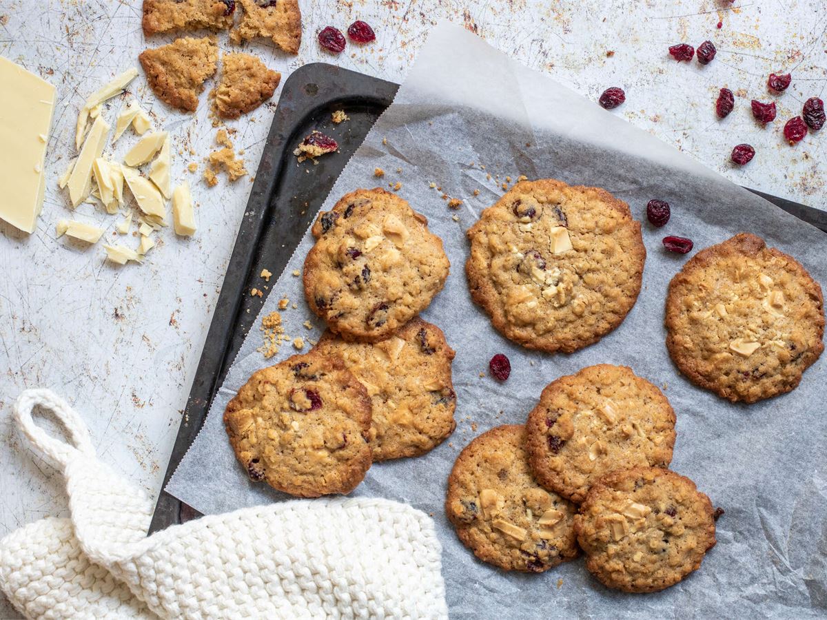 Valkosuklaa-karpalo cookiet | Valio