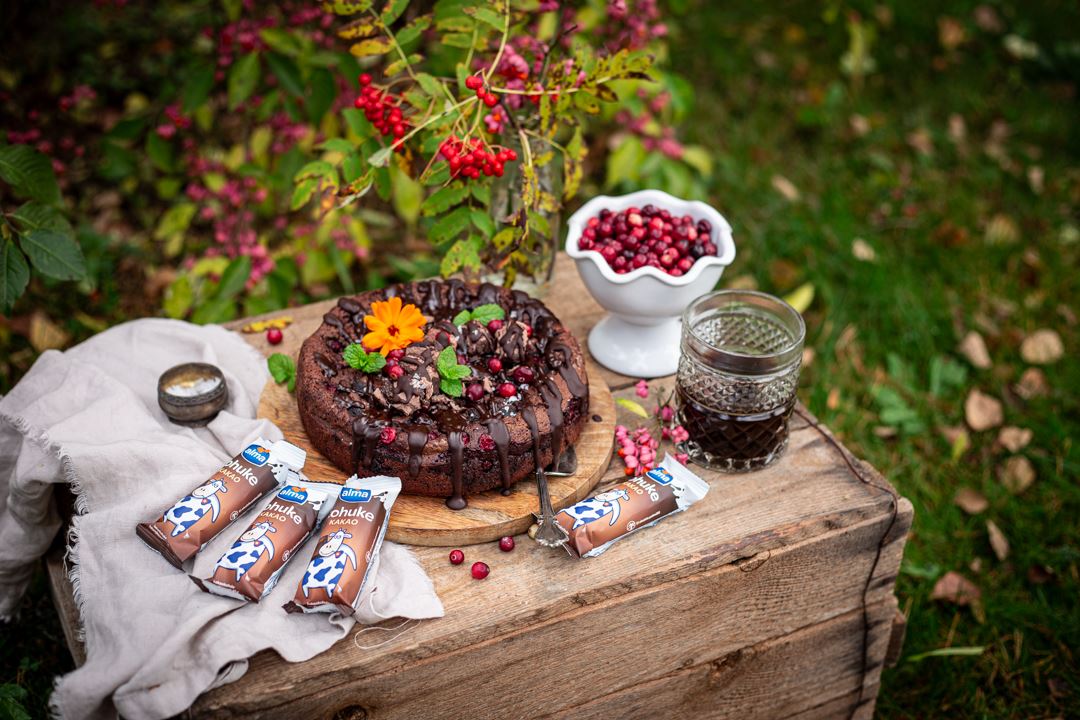 Hõrk šokolaadikook kakaokohukeste ja pohladega | Valio